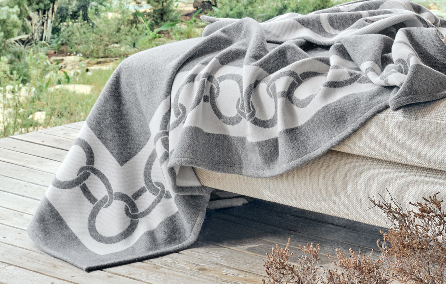 Throws & Blankets - Luxury Linens | Frette
